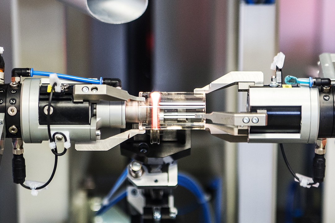 Multi-Kooperation von zwei hochpräzisen Robotern und einem CO²-Laser ...